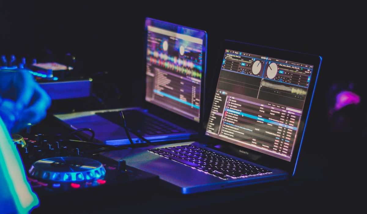 Can You Connect 2 Laptops To 1 Monitor? (Yes, & Here’s How)